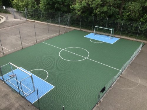 Deux terrains de basket installés au sein d'un établissement scolaire ...
